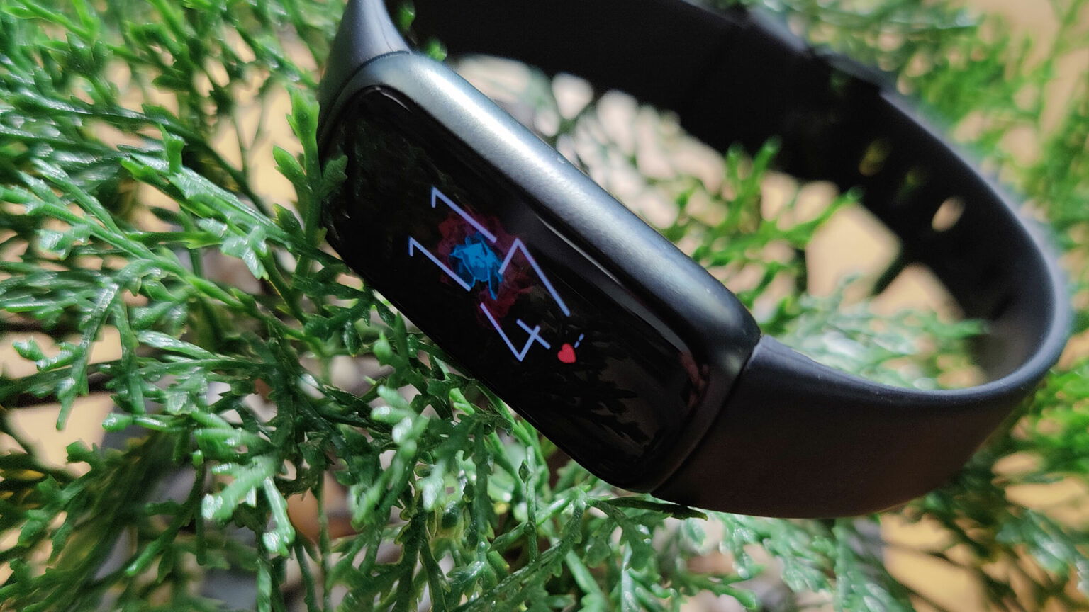 Fitbit Luxe Review - CGMagazine