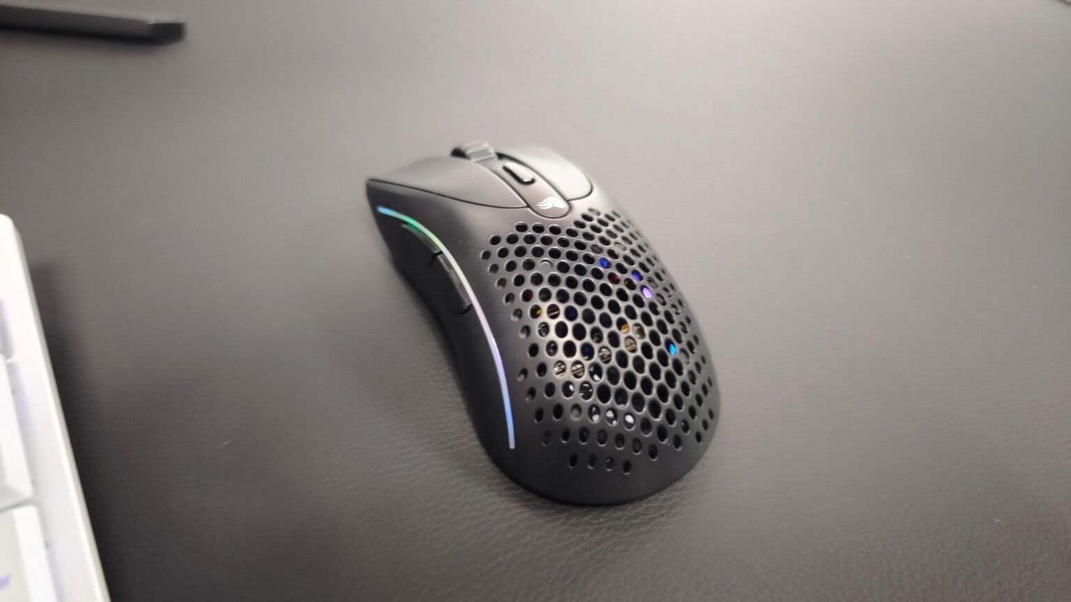 Glorious D2 Wireless Gaming Mouse Review - CGMagazine