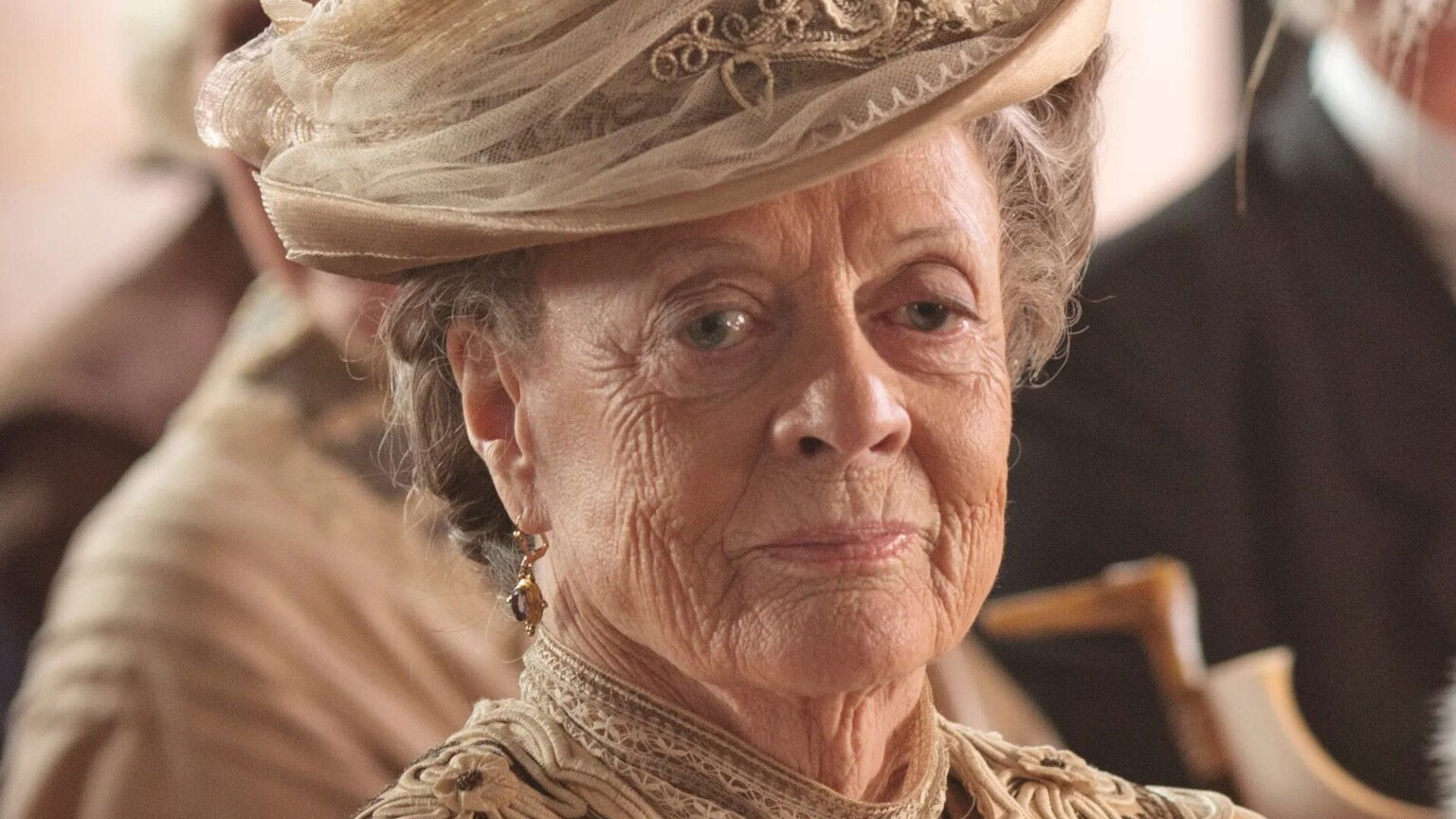 Maggie Smith, Oscar-Winning Star of Harry Potter and Downtown Abbey ...