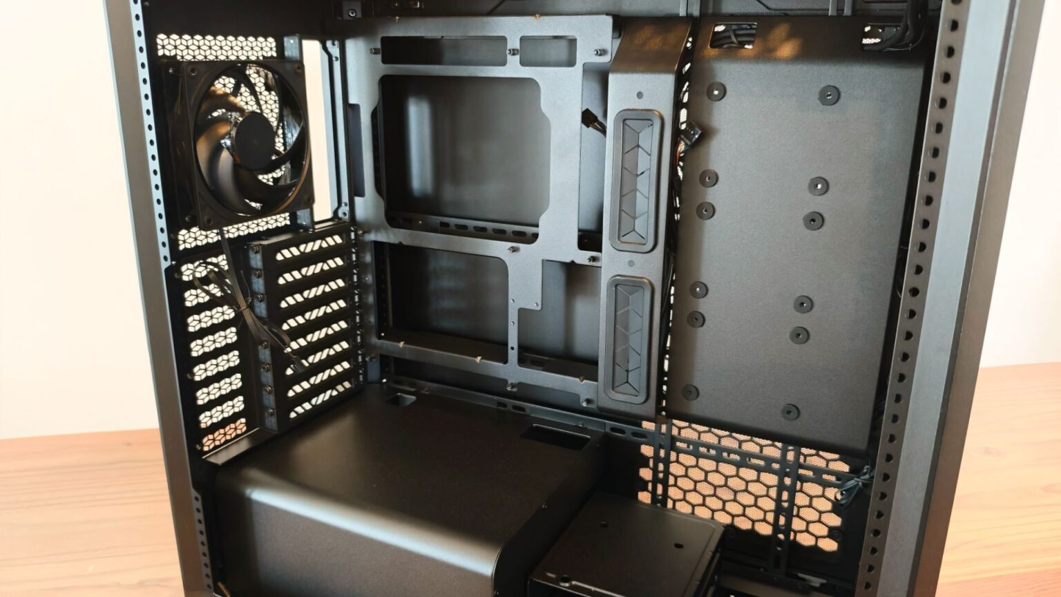 The Masterframe 600 Is a PC Case Built for Modders, Tweakers, and Hardcore Builders