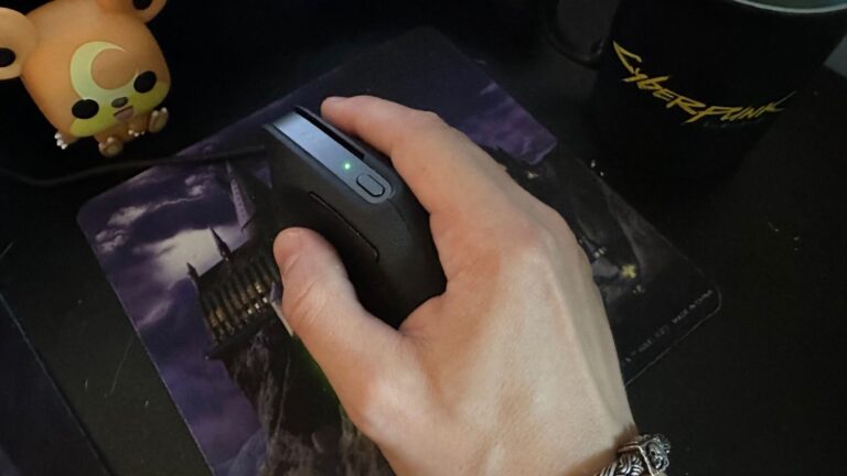 Razer Pro Click V2 Vertical Edition Mouse Review - CGMagazine