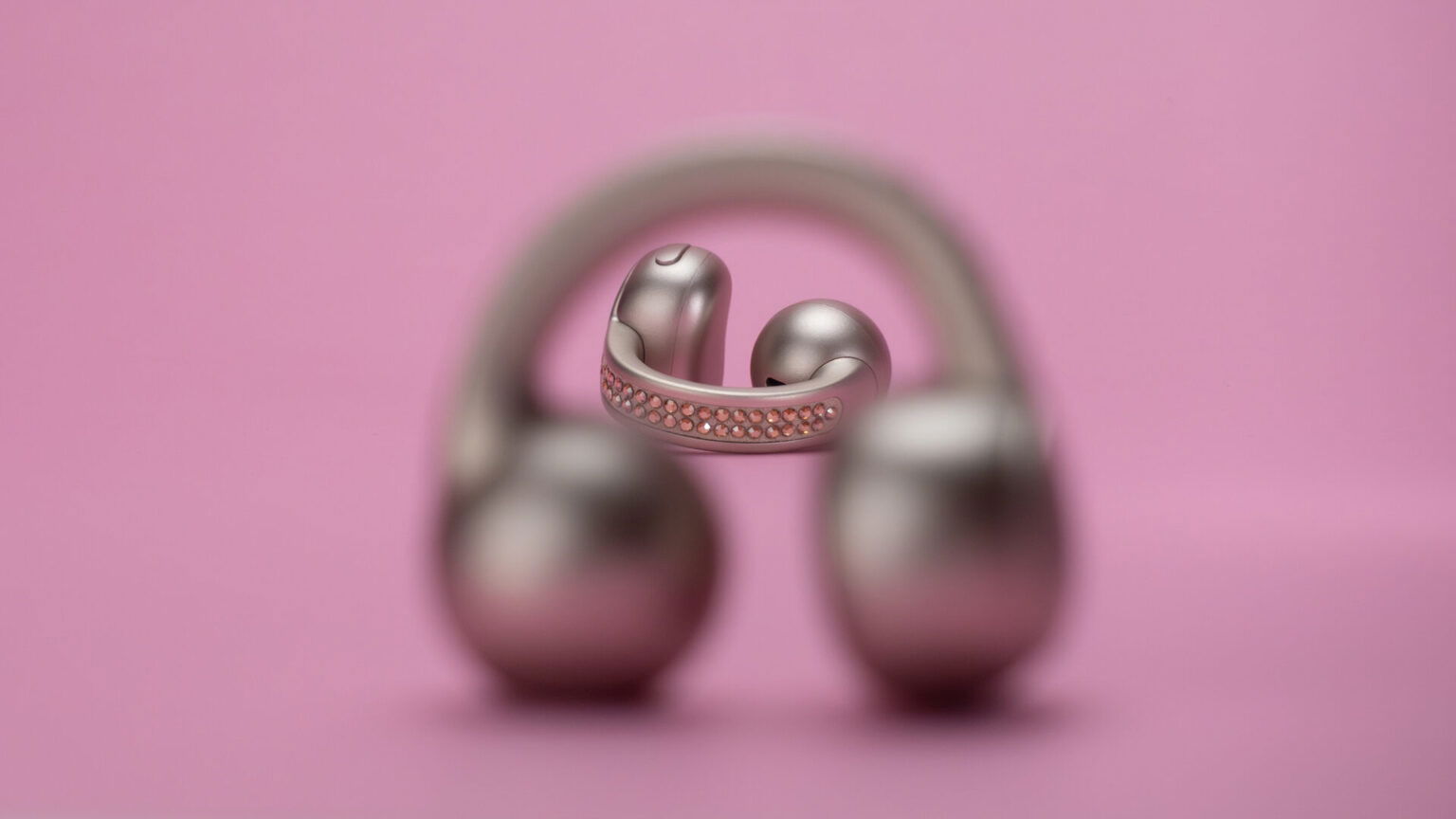 Moto Buds Loop Earbuds Review - CGMagazine